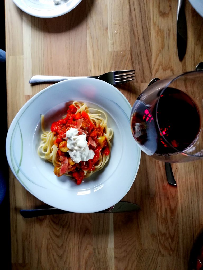 Spaghetti mit Serrano-Schinken und Burrata – Württemberger Wein